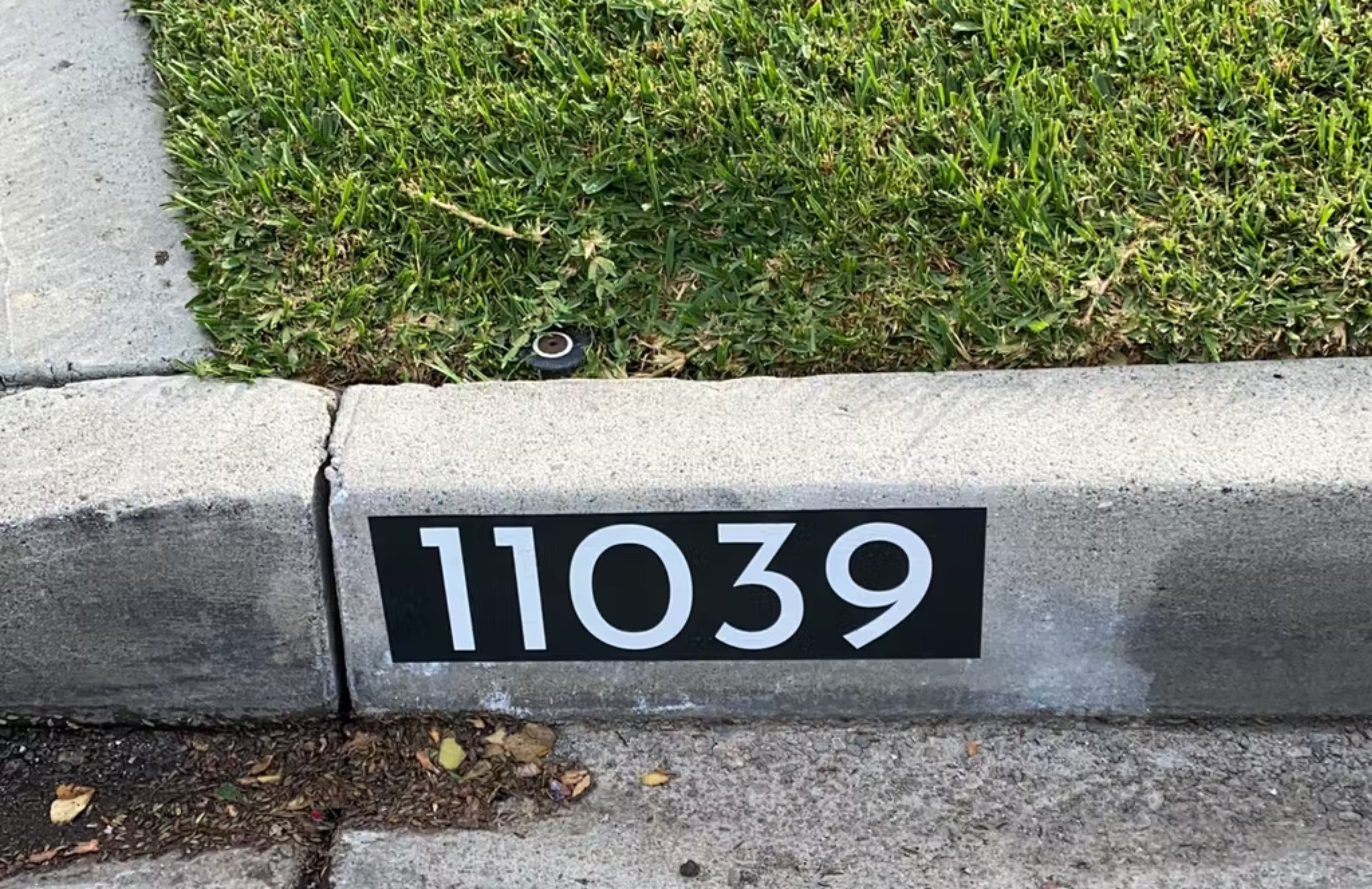 Modern Black Curb Number - Digital Curb Number